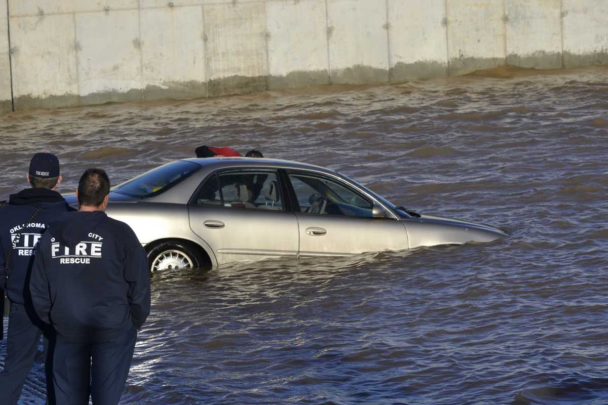 Police find body inside car submerged in lake Police find body inside car submerged in lake