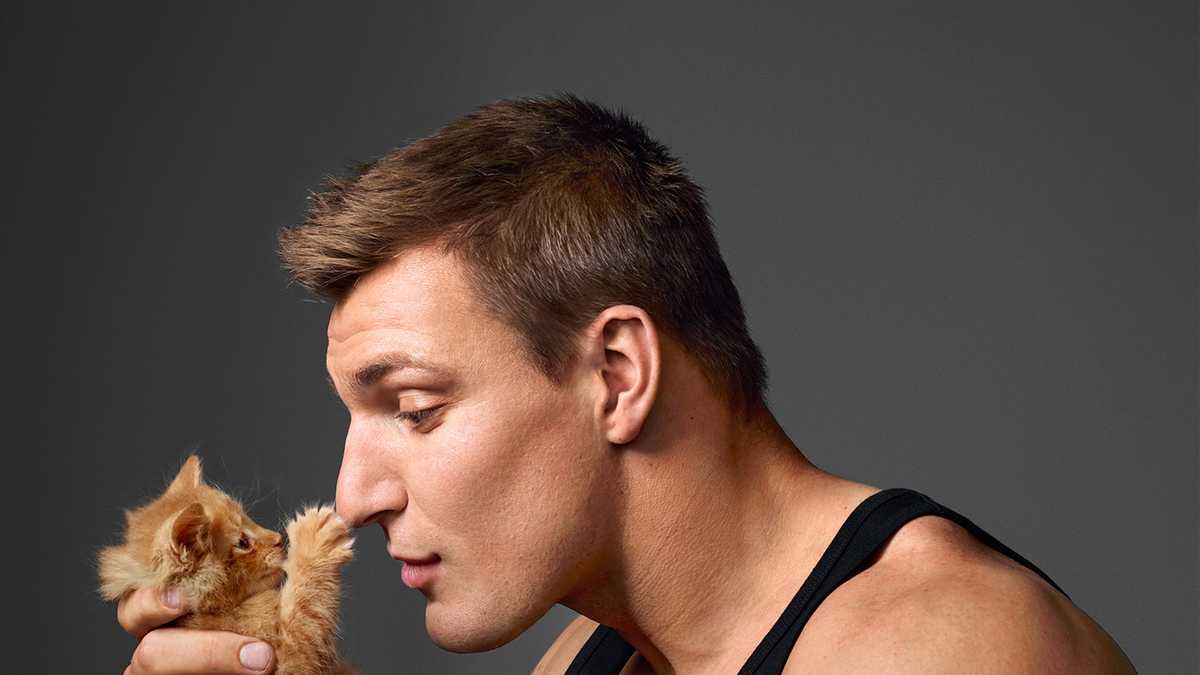 Rob Gronkowski poses with kitten for ESPN The Magazine