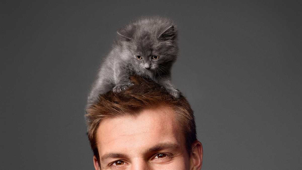 Rob Gronkowski poses with kitten for ESPN The Magazine