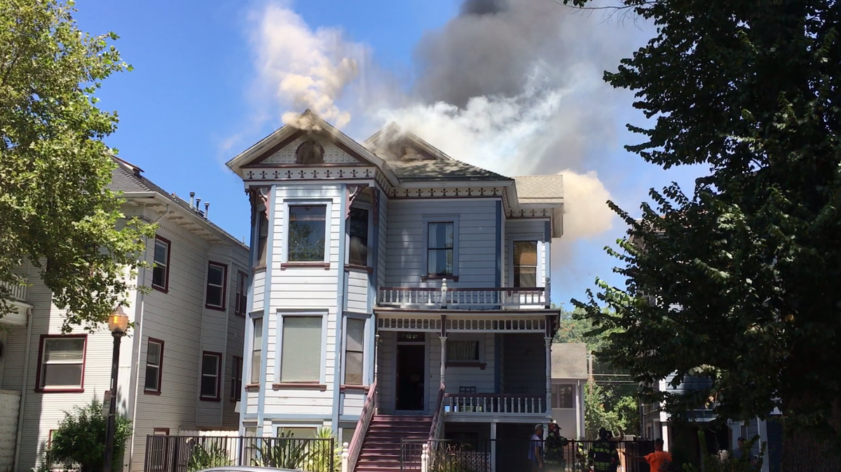 3-story Victorian home catches fire, 5 cats rescued