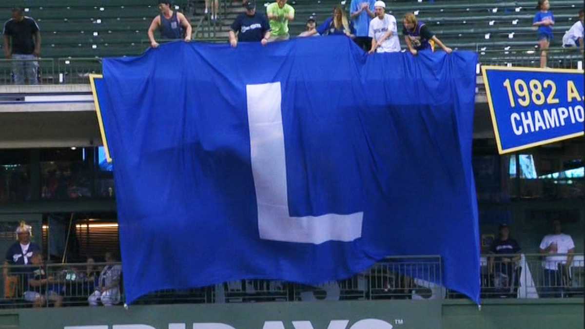 #FlyTheL: Brewers fans troll Chicago after Cubs' loss at 'Wrigley North'