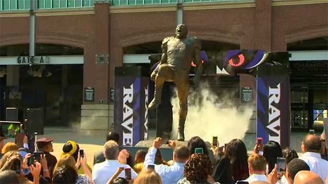 35,000 petition to remove Ray Lewis statue after he knelt for anthem ...